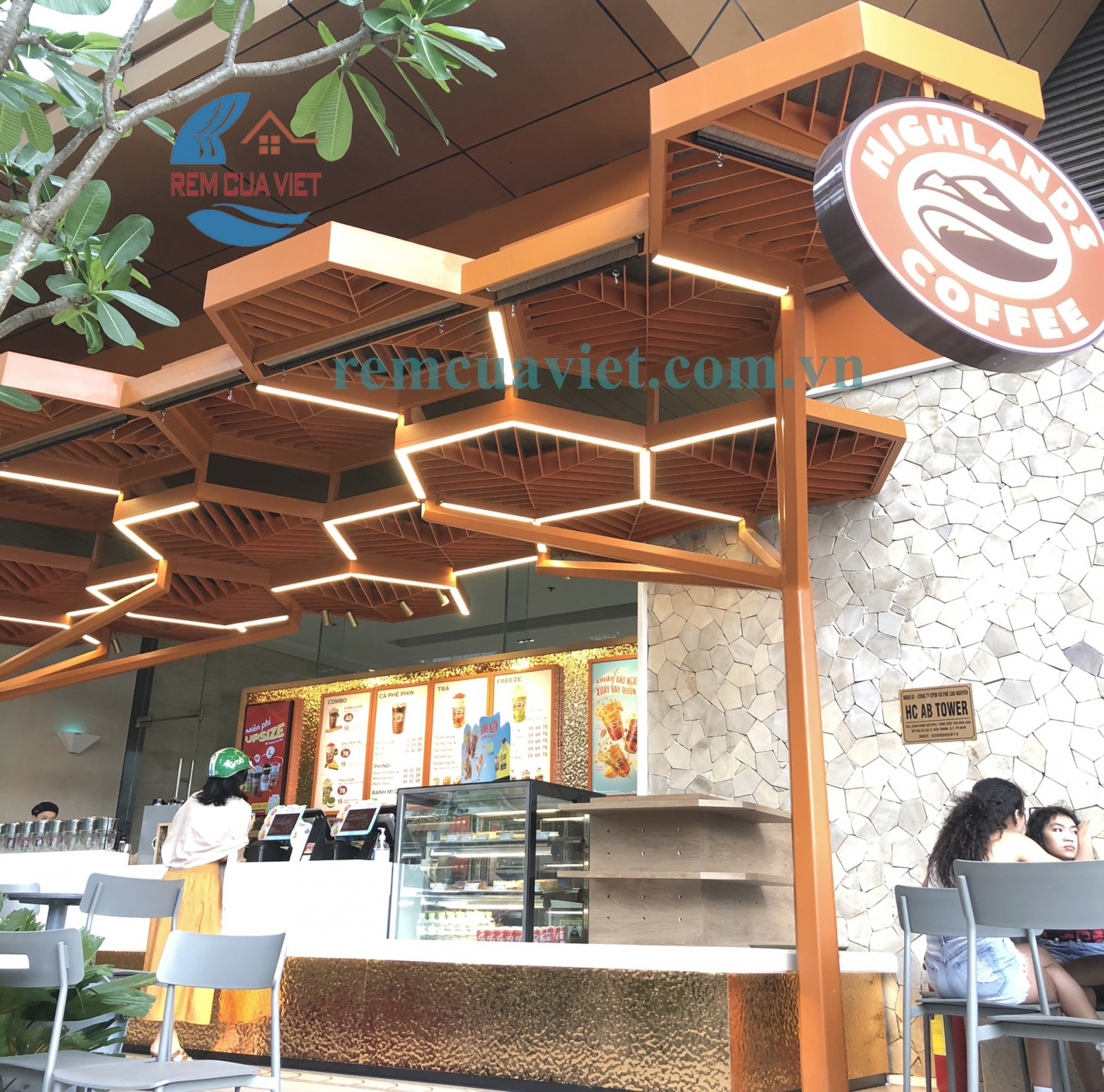 Rèm Cuốn Tự Động Highlands Coffee